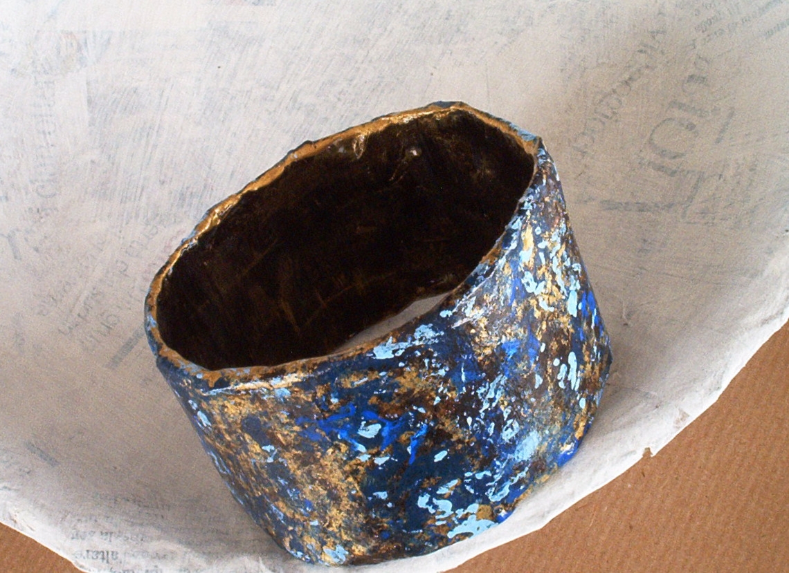 Come realizzare un bracciale in cartapesta: video-tutorial